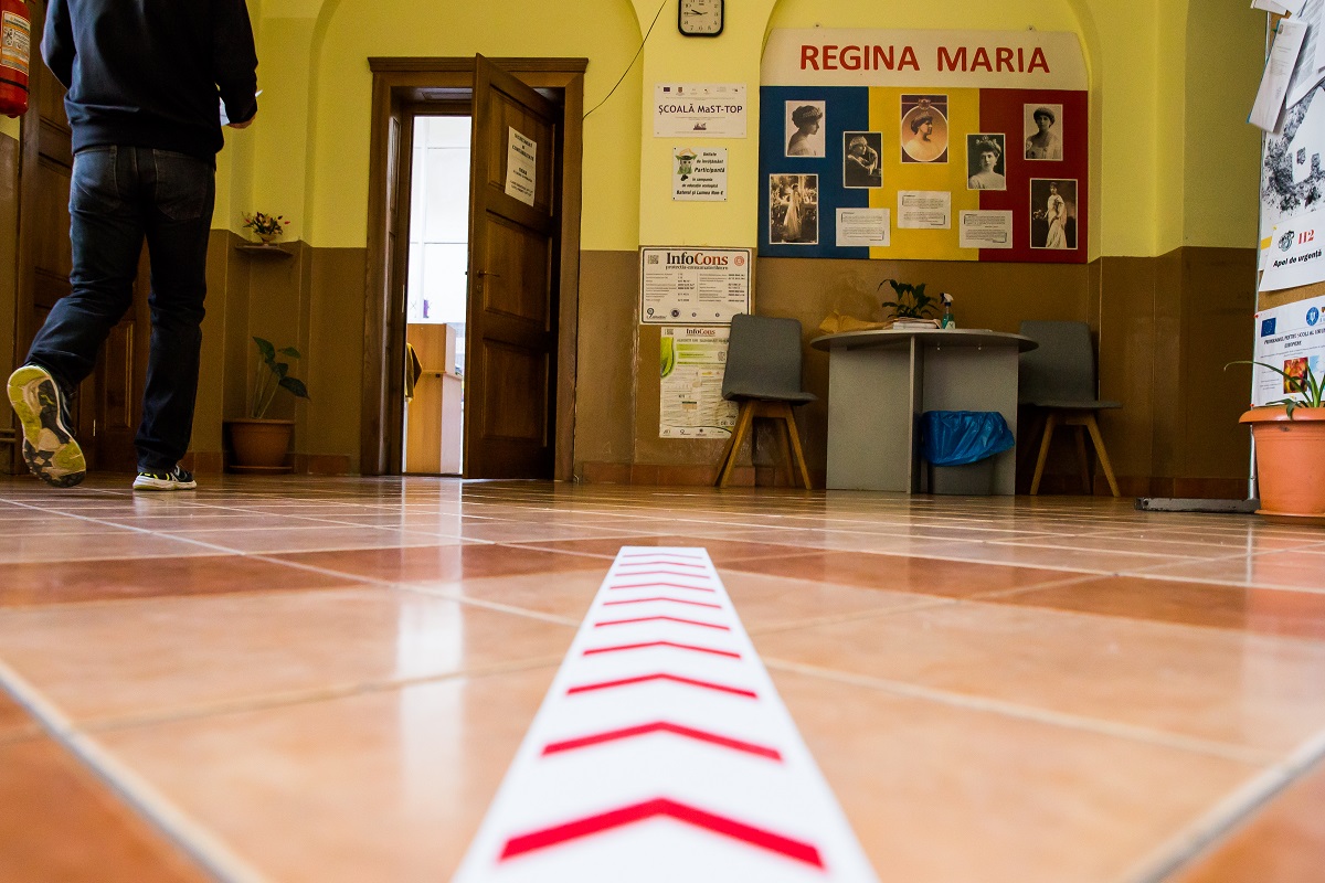 Elevii din clasele a VIII-a și a XII-a, cei din învățământul primar și ...