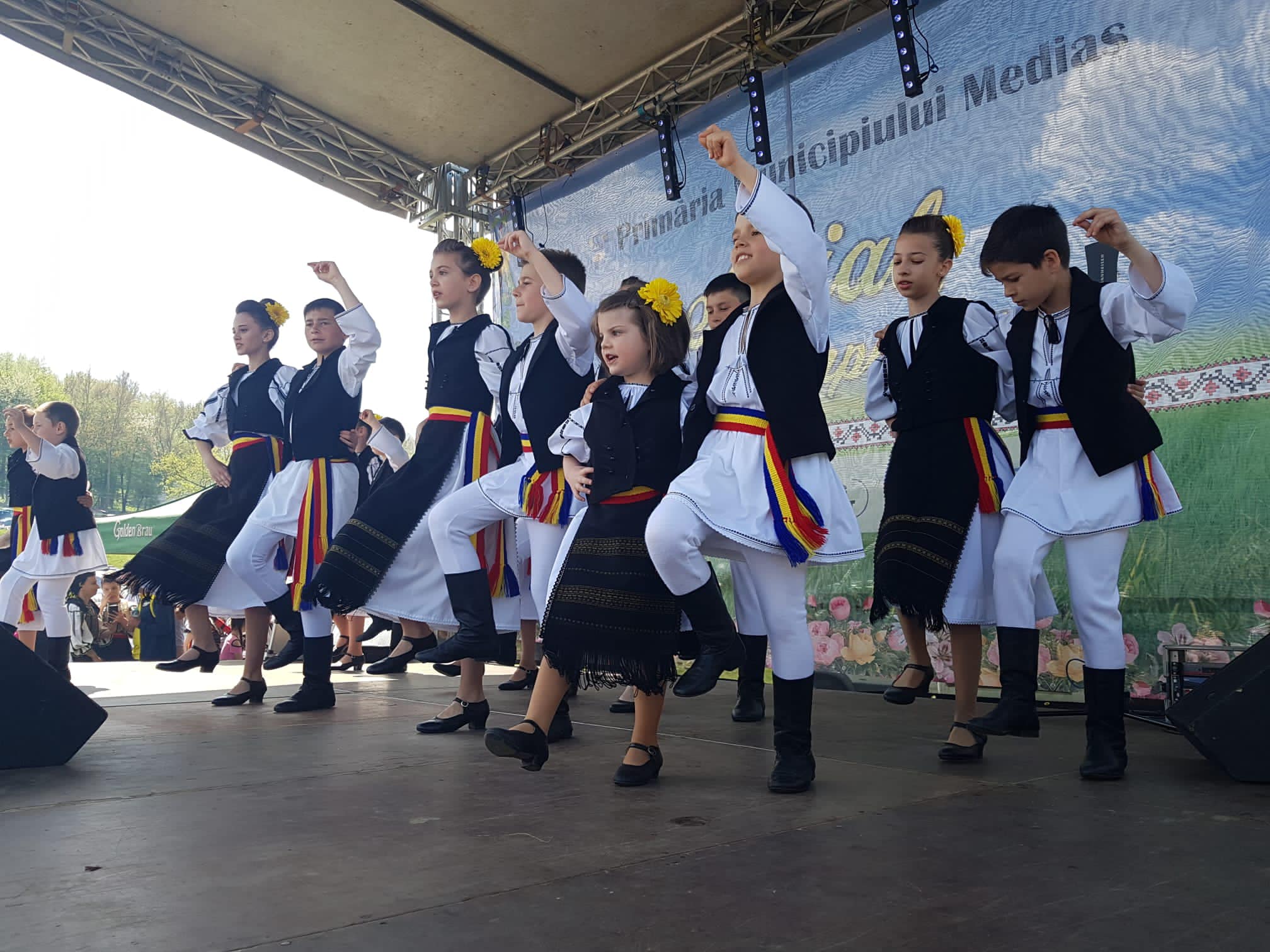 Spectacol folcloric și petrecere câmpenească de 1 mai, la Barajul Ighiș ...