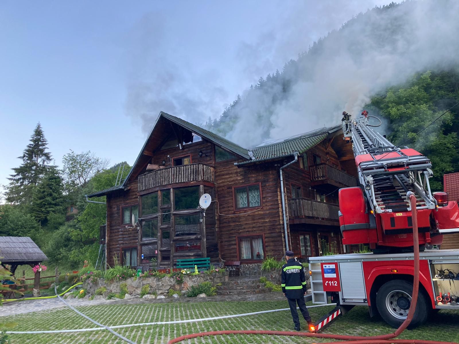 FOTO Cabană din Râu Sadului în care erau peste 50 de persoane, cuprinsă ...