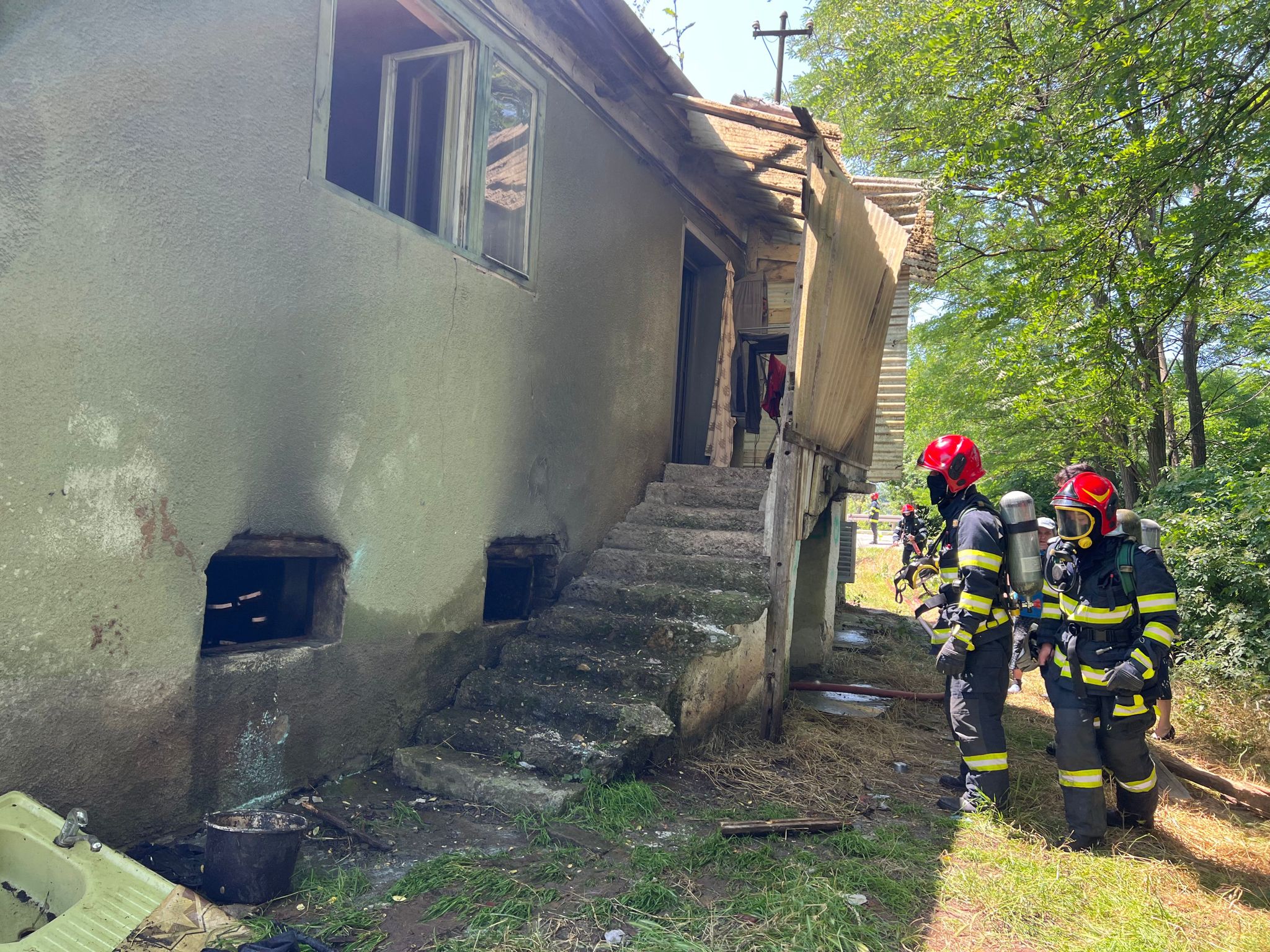 FOTO: Incendiu puternic la o casă. Două persoane au primit îngrijiri ...