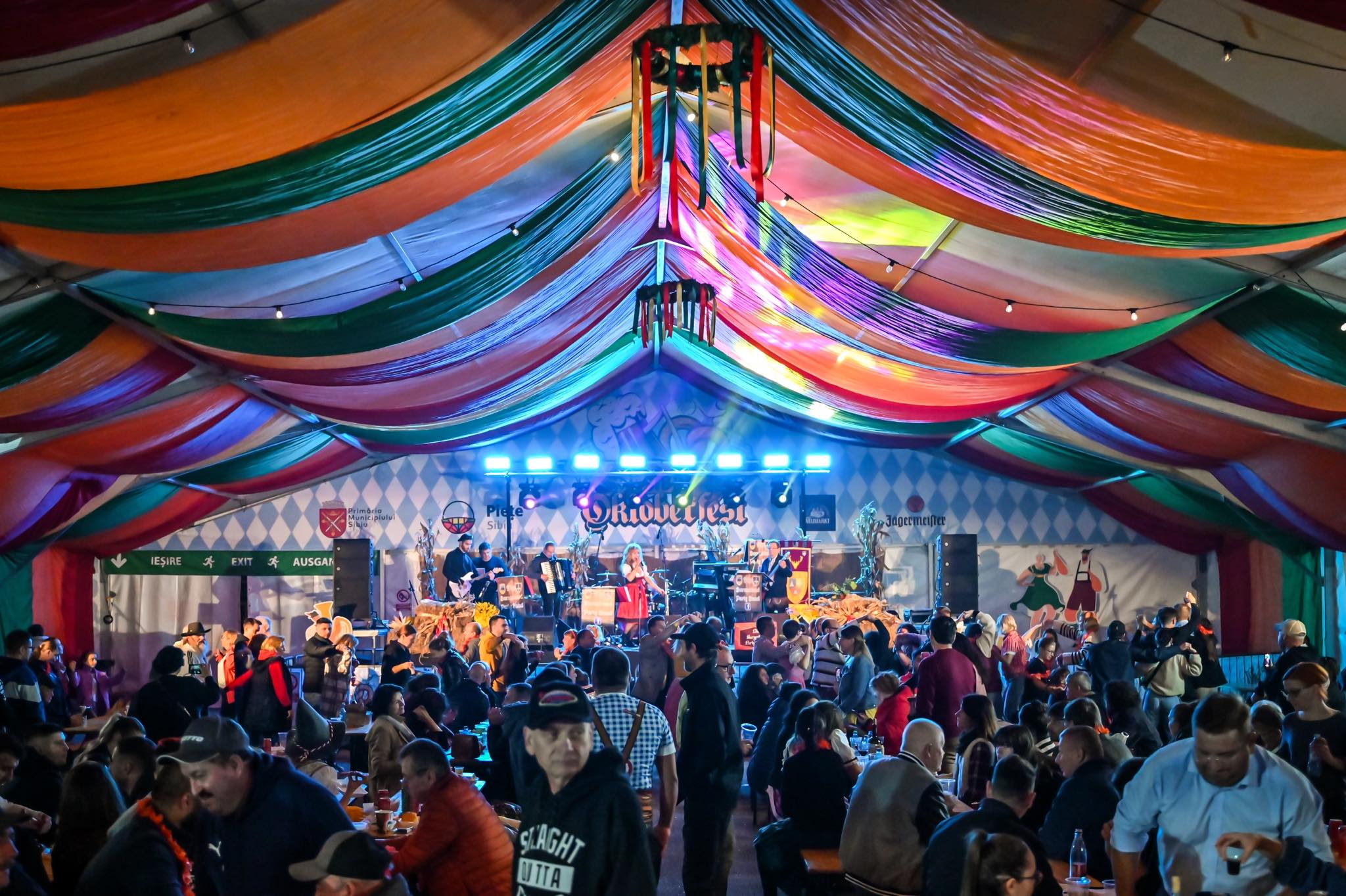 Sărbătoare bavareză la Sibiu: Oktoberfest 2024 în Piața Obor - Sibiu 100