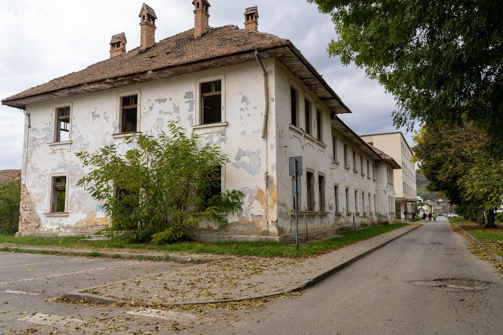 FOTO - Medieșenii sunt întrebați de primar: Ce facem cu aceste clădiri ...