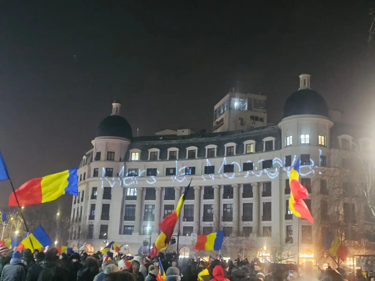 FOTO: Mii de oameni au protestat în București. S-a scandat " Turul doi ...