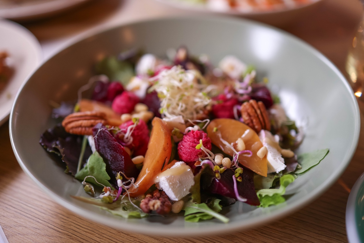 Salată de vară, cu piersici, zmeură și mascarpone